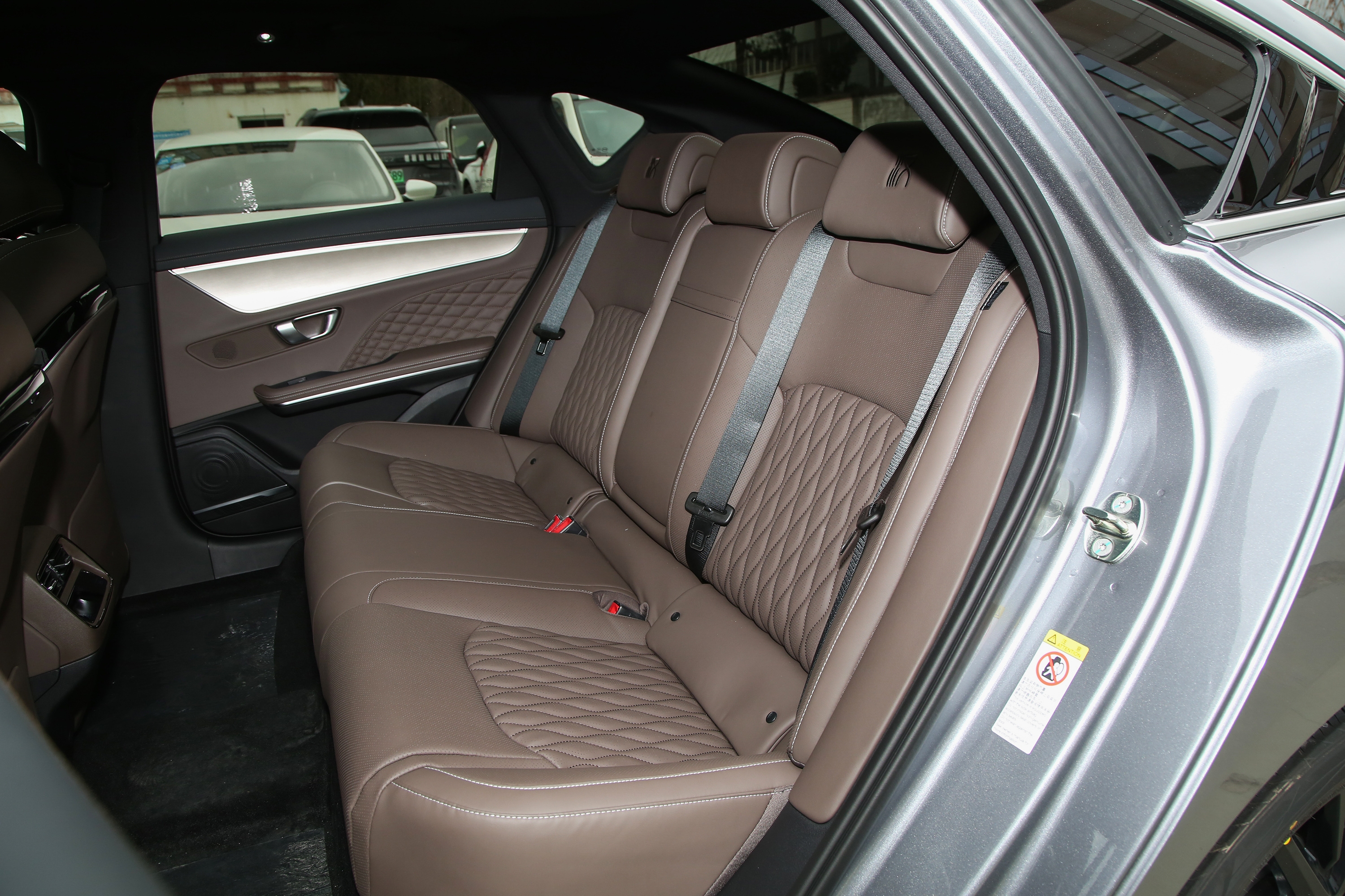 【2024款 汉 DM-i 荣耀版 1.5T 121km 前驱尊贵型汽车报价_图片_参数配置】-易车_比亚迪王朝哈尔滨博凯店