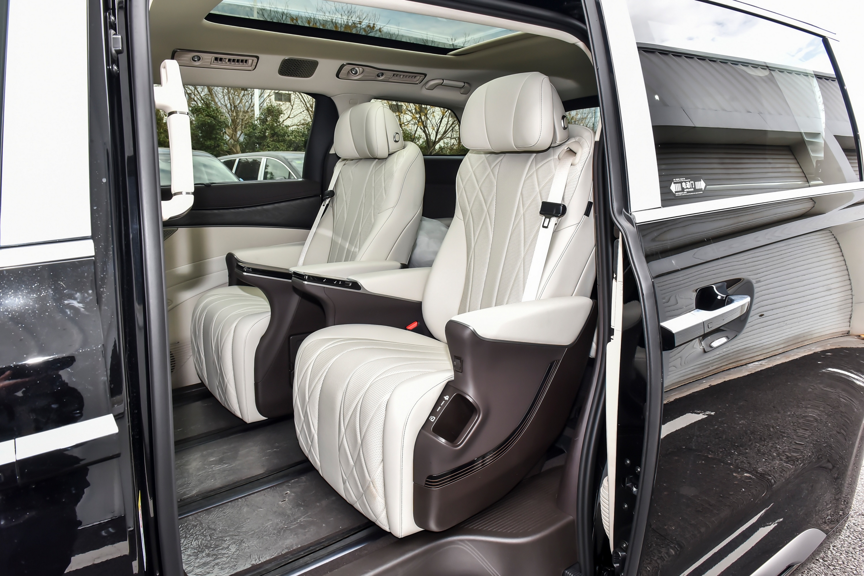 【2025款 腾势D9 DM-i 智驾版 1.5T 200km 前驱1100豪华型 7座汽车报价_图片_参数配置】-易车_贵阳新港腾势中心